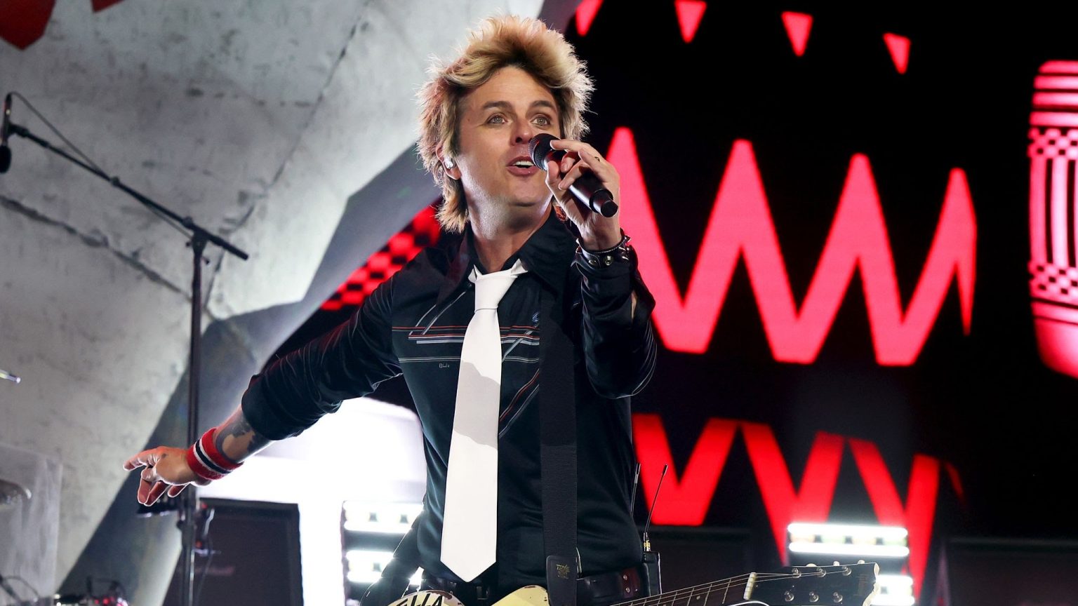 Billie Joe Armstrong Siblings: Meet the Siblings Squad Behind the ...