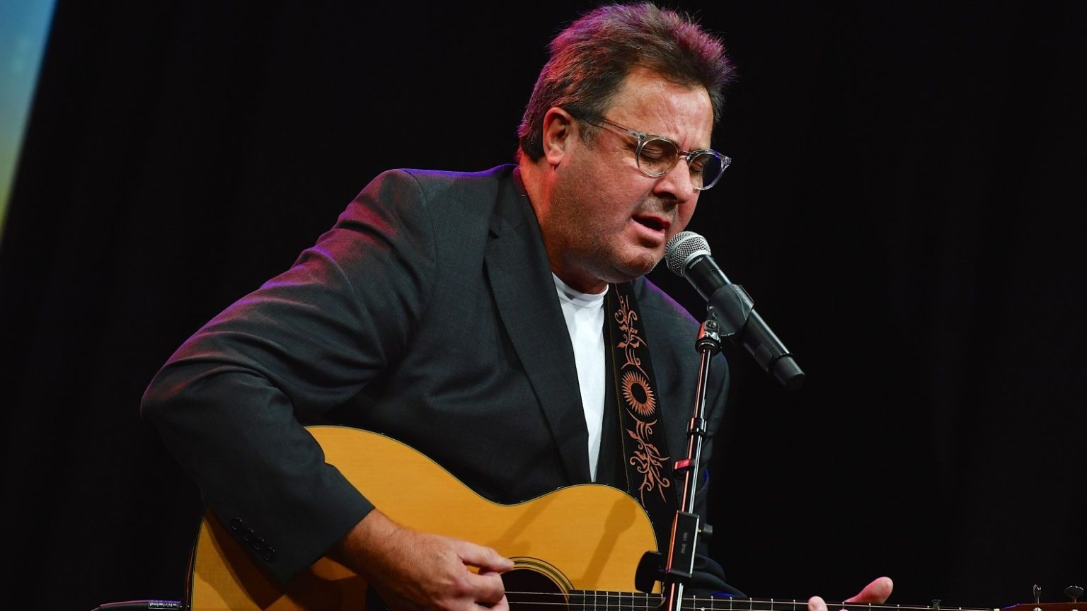 Vince Gill Siblings: Getting to Know Bob and Gina Gill - Kahawatungu