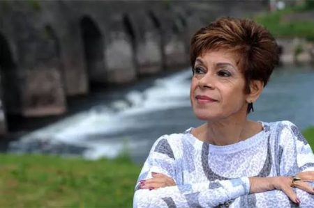 Renowned Welsh singer Iris Williams dies - Kahawatungu