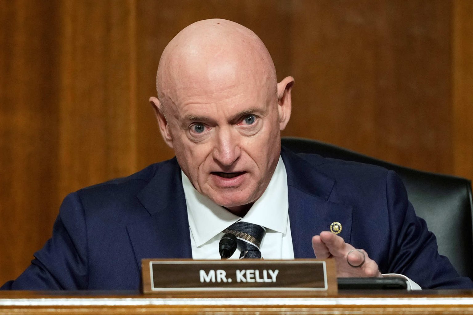 US Senator Mark Kelly says he will 'seriously consider' White House run ...