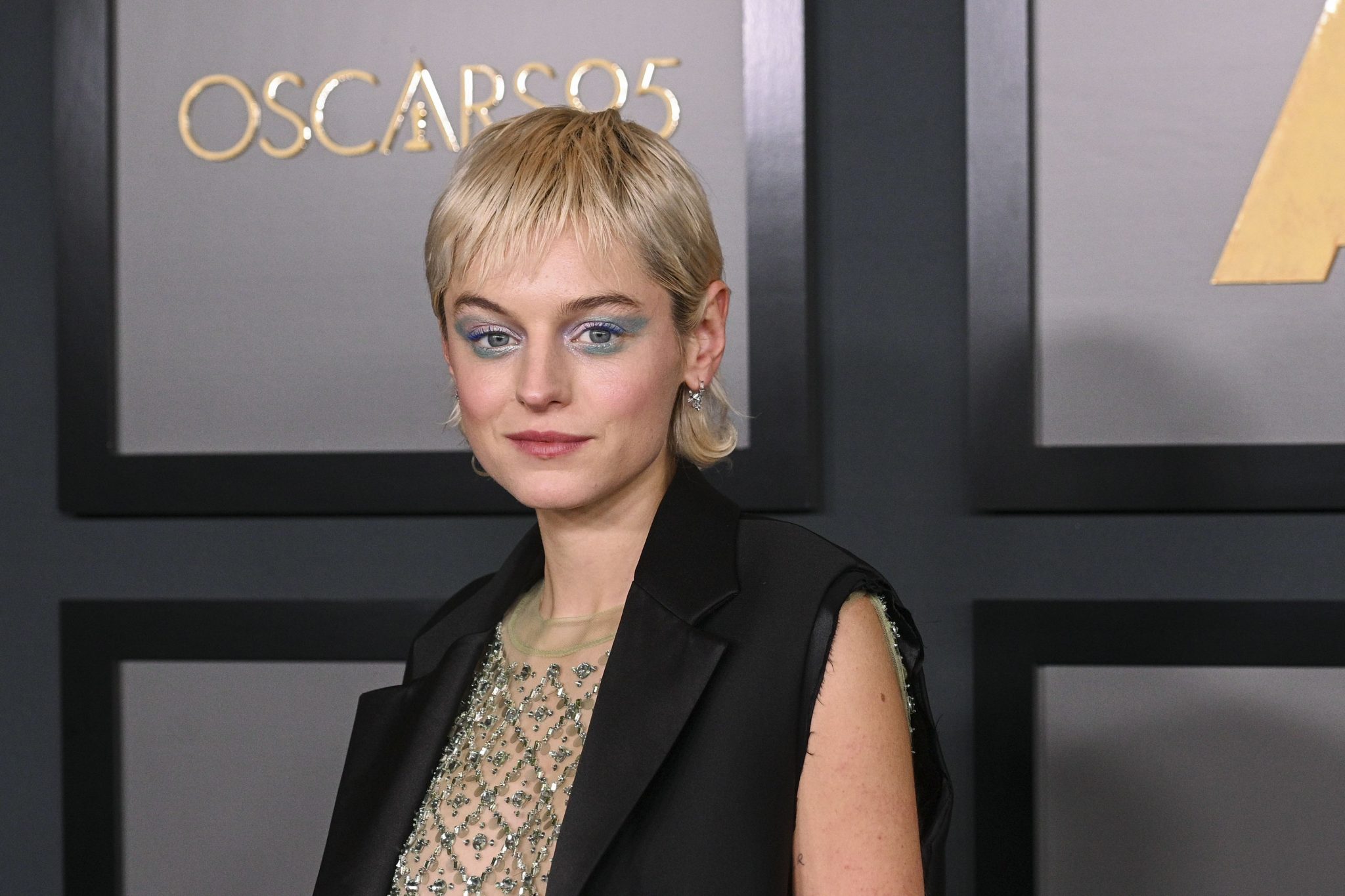 Emma Corrin Net Worth - Kahawatungu